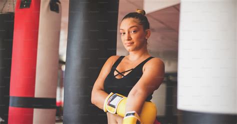 체육관에서 권투 여자입니다 사진 Unsplash의 세르비아 이미지