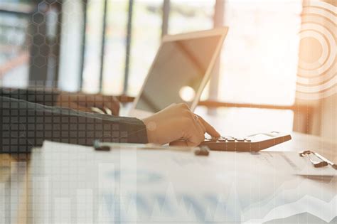 계산기 작업 하는 젊은 사업가 사무실에서 비즈니스 문서와 노트북 컴퓨터 노트북 여성 회계사 또는 회계 계산 만들기입니다 개념에