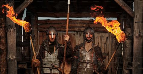 횃불을 들고 중세 갑옷을 입은 두 남자 사진 Unsplash의 남자 이미지