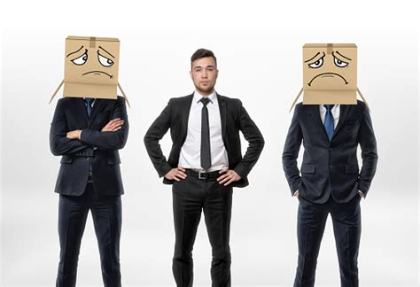 판지 상자를 쓰고 있는 두 명의 다른 남자 사이에 서 있는 한 사업가 상자에 대한 스톡 사진 및 기타 이미지 상자 마스크 사람들 Istock