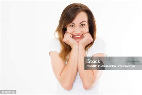 큰 판매 때문에 흥분 소녀 흰색 배경에 고립 된 미소 아름다운 행복한 백인 여성 공간을 복사합니다 스킨 케어 컨셉 25 29세에 대한 스톡 사진 및 기타 이미지 Istock