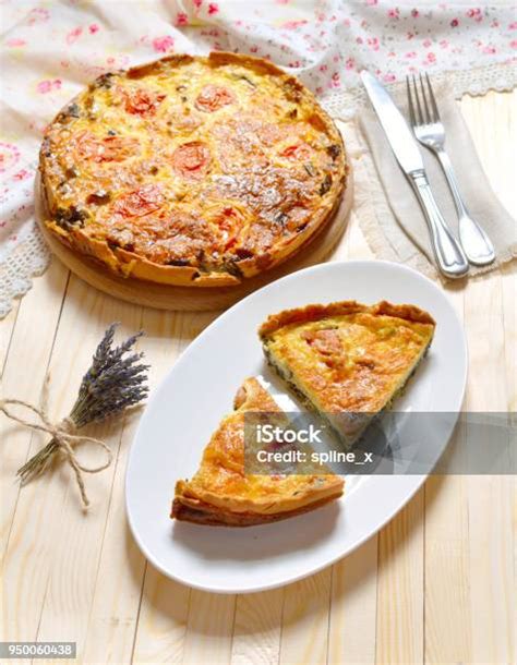 치즈는 치즈 시금치 버섯과 짭짤한 커스터드의 충전 물 가진 짭짤한 오픈 생 과자 빵 껍질 고기에 대한 스톡 사진 및 기타 이미지 Istock