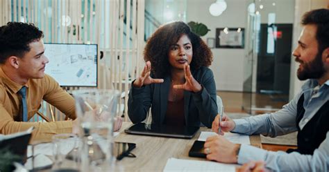 사업가 사무실에서 협업을 위한 회의 및 토론 계획 또는 브레인스토밍 태블릿 기술 서류 작업 또는 프로젝트 관리 연구를 통한 기업