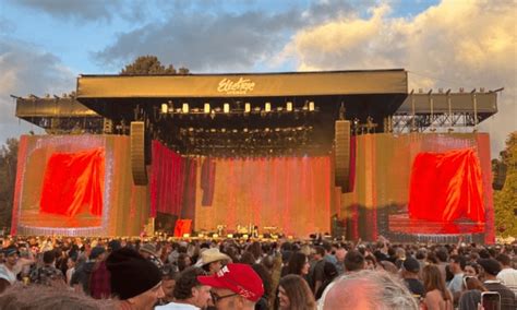 Review Split Enz Makes History At Christchurchs Electric Avenue The