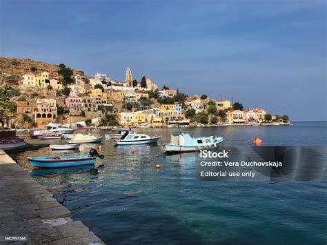 Symi 섬의 보트와 그림 같은 다채로운 집과 언덕이 있는 그리스 바다 풍경 0명에 대한 스톡 사진 및 기타 이미지 0명 건물 외관 교회 Istock