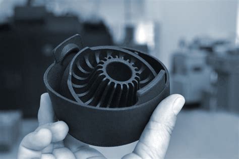 전문 3d 프린터에 인쇄된 물체를 들고 있는 사람 3차원 인쇄에 대한 스톡 사진 및 기타 이미지 3차원 인쇄 3차원 형태 Revolution Istock