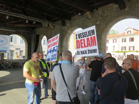 Kolumna Konec Strahu Megafon