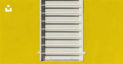 흰색 창과 흰색 셔터가있는 노란색 벽 사진 Unsplash의 무료 창 이미지