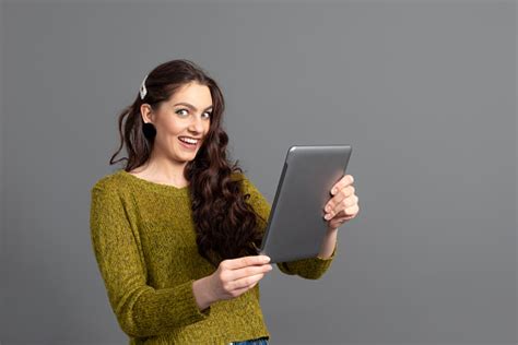 온라인에서 친구들과 토론하는 여성 비즈니스 통신 및 엔터테인먼트 개념 원격 작업 사람들에 대한 스톡 사진 및 기타 이미지 사람들 Brand Name Online