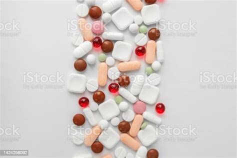 흰색 배경에 많은 다른 알약 공간을 복사합니다 상단 보기 제약 의학의 개념 0명에 대한 스톡 사진 및 기타 이미지 0명 건강관리와 의술 경구 피임약 Istock