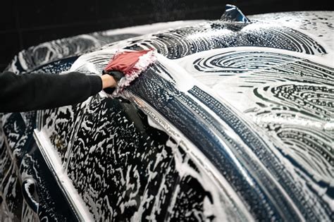 전문 세차 세부 작업자는 거품과 걸레로 차량 몸을 세차합니다 카 디테일링에 대한 스톡 사진 및 기타 이미지 카 디테일링