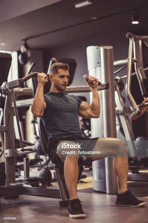 근육 매력적인 젊은 남자 하 고 어깨 프레스 운동 에 그만큼 체육관 남자에 대한 스톡 사진 및 기타 이미지 남자 운동 헬스 클럽 Istock