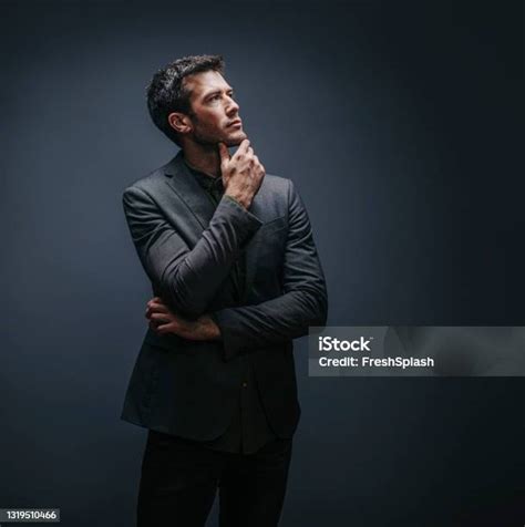 검은 양복을 입은 잘생긴 진지한 남자의 초상화와 그의 턱에 손을 얹은 다 검은색에 대한 스톡 사진 및 기타 이미지 검은색 남자 백인종 Istock