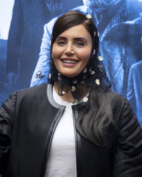 الناز شاکردوست با مد ۱۴۰۳ روی فرش قرمز ترکیب مینی‌اسکارف، کیف پرتقالی