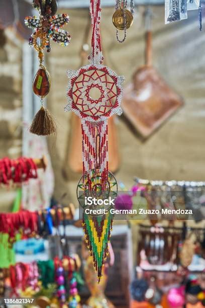 Gelang Buatan Tangan Yang Terbuat Dari Kulit Dan Benang Dengan Tatahan Berbagai Warna Foto Stok