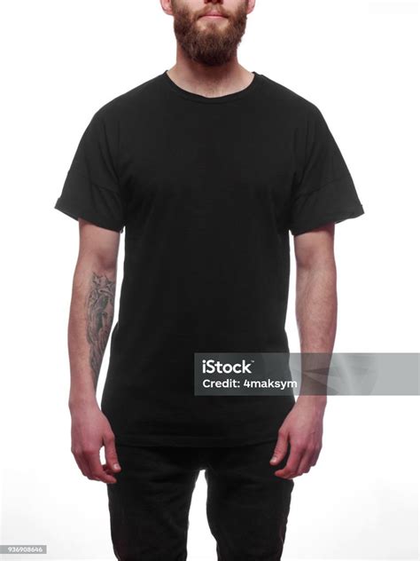 캐주얼 도시 스타일에 블랙 빈 T셔츠와 귀하의 로고 또는 디자인에 대 한 공간을 가진 검은 야구 모자를 입고 수염과 Hipster 잘생긴 남성 모델 T 셔츠에 대한 스톡