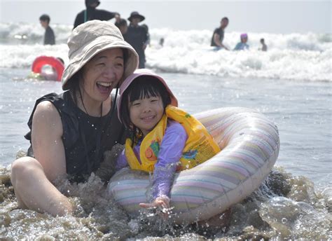 【茨城新聞】輝く海、子どもら歓声 茨城・大洗で海開き