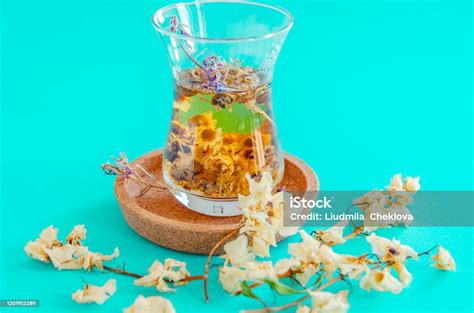 아쿠아 블루 배경에 카모마일과 재스민 꽃차 한 잔 허브 차 대체 의학 아유르베다 아로마 테라피 공간을 복사합니다 0명에 대한 스톡 사진 및 기타 이미지 Istock