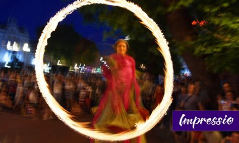 Площад Независимост във Варна стана сцена на атрактивен парад на уличният спектакъл Цветето