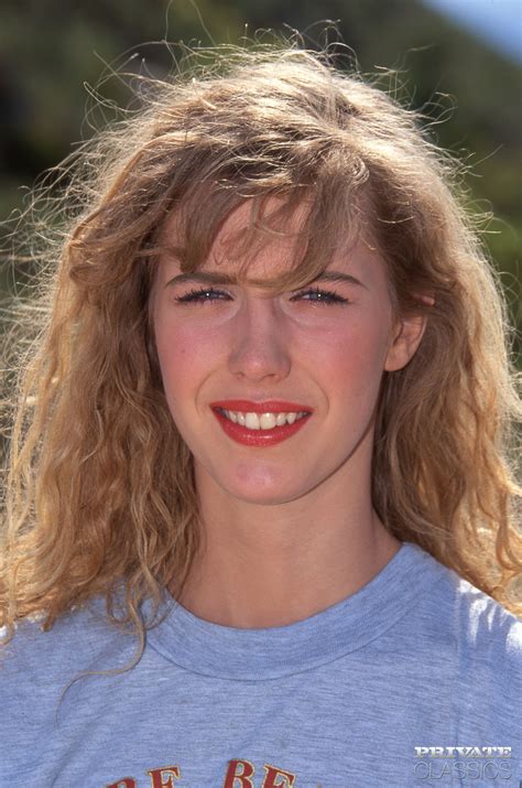 Белокурая шлюшка Lisa Street снимает кончу с открытым ртом после групповухи на скале