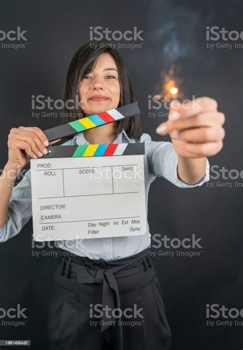 새해 컨셉 손에 스파클러와 함께 새해를 축하하는 아름다운 여자 2022년에 대한 스톡 사진 및 기타 이미지 2022년 25 29세 겨울 Istock