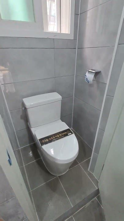 상가화장실공사 다녀왔습니다 현장은 용산구 이촌동입니다 타일마감된현장에 위생도기설치 작업후영상입니다 민경설치 욕실거울 양변기시공 세면대시공 반다리세면대 욕실공사 셀프시공