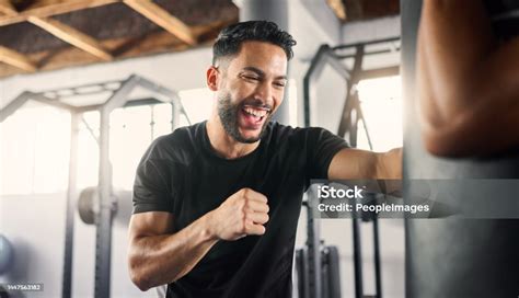 권투 체육관 피트니스 및 행복한 운동 선수 권투 선수는 무술 스튜디오 또는 클럽에서 훈련 가방을 펀치합니다 건강한 심장에 대한 미소로 싸움 운동과 스포츠 운동에서 남자의