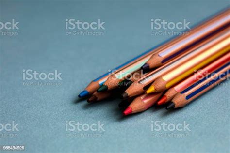 채색기법 연필 0명에 대한 스톡 사진 및 기타 이미지 0명 개념 개체 그룹 Istock