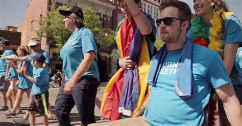 Carson Tueller E Família Em Destaque No Documentário Do Estado Da Parada Do Orgulho Lgbt