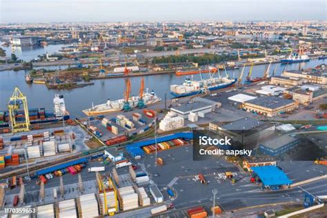 철도 바다 육상 운송 밀접하게 연결된 인프라 구조와 도시의 도시 경관 항구 항구와 산업 지역의 높이에서 파노라마 공중 최고보기