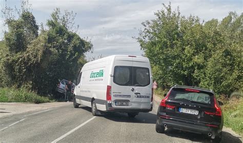 Меле на пътя Кола и бус се удариха във Видинско двама са в болница снимка