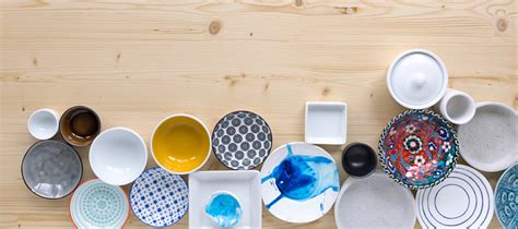 밝은 나무 배경에 다른 디자인에 현대적인 화려하 고 흰색 그릇의 다른 종류 식탁에 대한 스톡 사진 및 기타 이미지 식탁 컵 하이 앵글 Istock