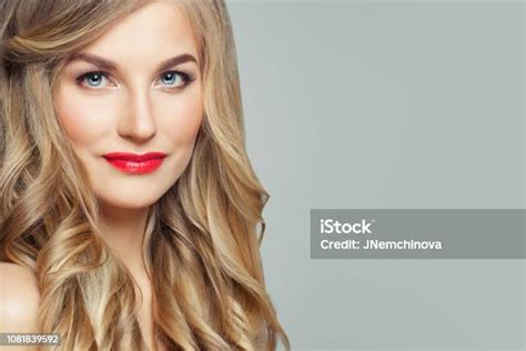 아름 다운 여자 얼굴 근접 촬영 초상화입니다 금발 머리와 붉은 입술 메이크업 귀여운 여성 모델 건강관리와 의술에 대한 스톡 사진 및 기타 이미지 Istock
