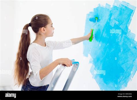Девушка красит стену вид сзади 82 фото