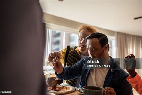 집에서 피자를 만드는 친구 특별한 도움이 필요한 사람 포함 라틴 아메리카 히스패닉 민족에 대한 스톡 사진 및 기타 이미지