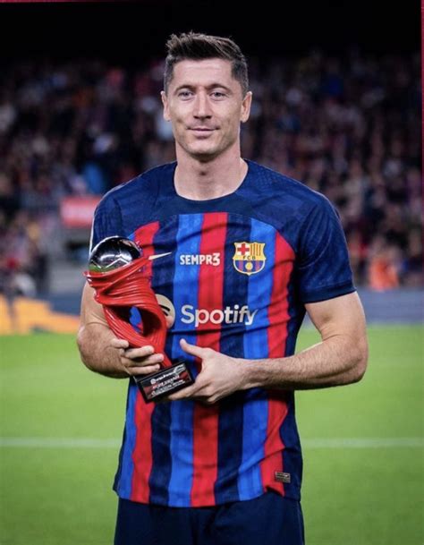 لواندوفسکی بهترین بازیکن ماه اکتبر لالیگا عکس طرفداری