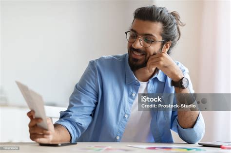 밝은 아랍 남성 인테리어 디자이너 는 새로운 팔레트를 확인 색상 견본 샘플을 들고 건설 산업에 대한 스톡 사진 및 기타 이미지 건설 산업 검사 보기 기업가 Istock