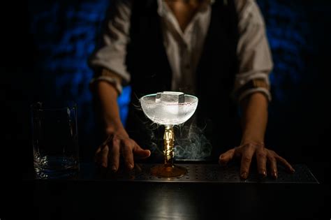 바 카운터에 서 있는 커다란 얼음 조각이 있는 투명한 유리클로즈업 각얼음에 대한 스톡 사진 및 기타 이미지 각얼음 검은색