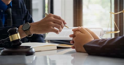 비즈니스 법률 개념 변호사 비즈니스 변호사는 저작권 소송을 제기하기 위해 여성 기업가를 위해 변호사와 상담하고 있습니다 사진 Unsplash의 태국 이미지