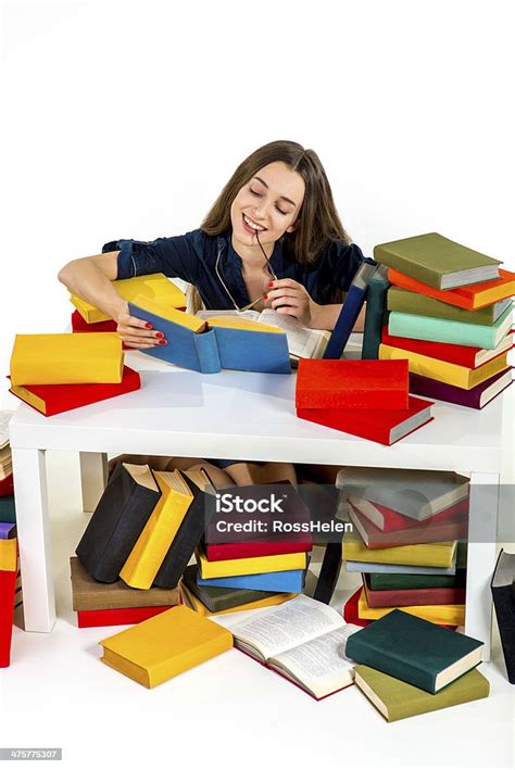 젊은 및 스마트네트워크 여자아이 독서모드 색상화 교재들 교과서에 대한 스톡 사진 및 기타 이미지 교과서 교육 눈 신체 부분 Istock