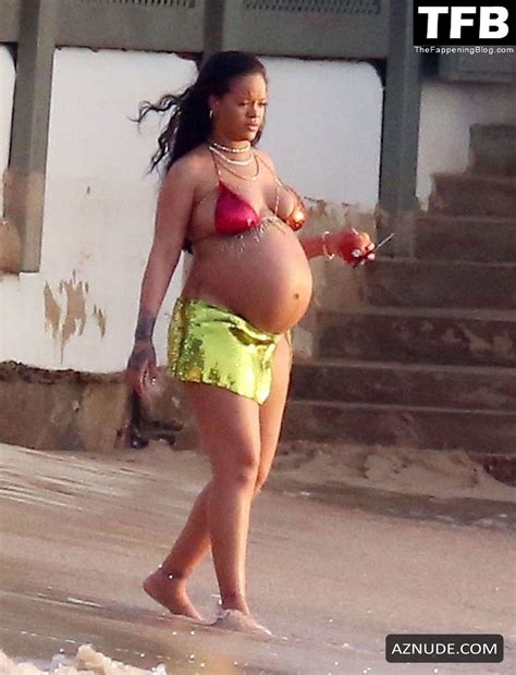 Rihanna Sexy Seen Flaunting Her Big Tits In A Bikini Top At The Beach