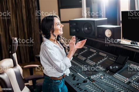 매력적인 웃는 사운드 프로듀서 믹싱 콘솔 근처에 녹음 스튜디오에 박수 녹음 장비에 대한 스톡 사진 및 기타 이미지 녹음 장비 녹음실 레코드 아날로그 오디오 Istock