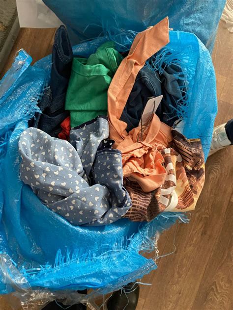 Одяг в асортименті різних артикулів та найменувань з різних синтетичних матеріалів без ознак