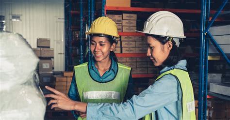 창고에서 일하는 여성 창고 노동자 물류 공급망 및 창고 사업 개념 사진 Unsplash의 태국 이미지