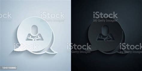 회색과 검은색 배경에 격리된 스피치 버블 채팅 아이콘을 용지 잘라냅니다 메시지 아이콘입니다 통신 또는 댓글 채팅 기호입니다 종이