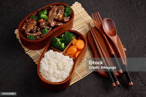 건강한 균형 잡힌 도시락 쇠고기와 브로콜리는 어두운 배경에 쌀과 당근의 측면으로 튀김을 볶습니다 사무실 음식 점심 건강 라이프 스타일 개념 0명에 대한 스톡 사진 및 기타