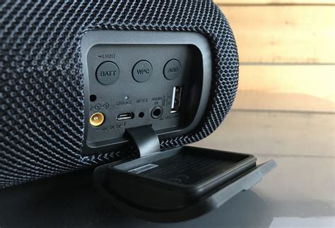 Is dit de Hummer onder de speakers?