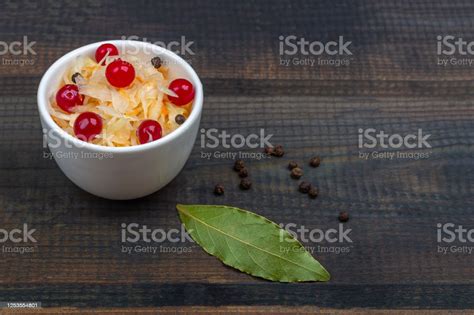 소박한 나무 배경에 그릇에 크랜베리와 소금에 절인 양배추 또는 발효 양배추 적절한 영양과 건강한 식습관의 개념 유기농 및 채식 식품 닫기 텍스트에 대한 공간을 복사 갈기갈기