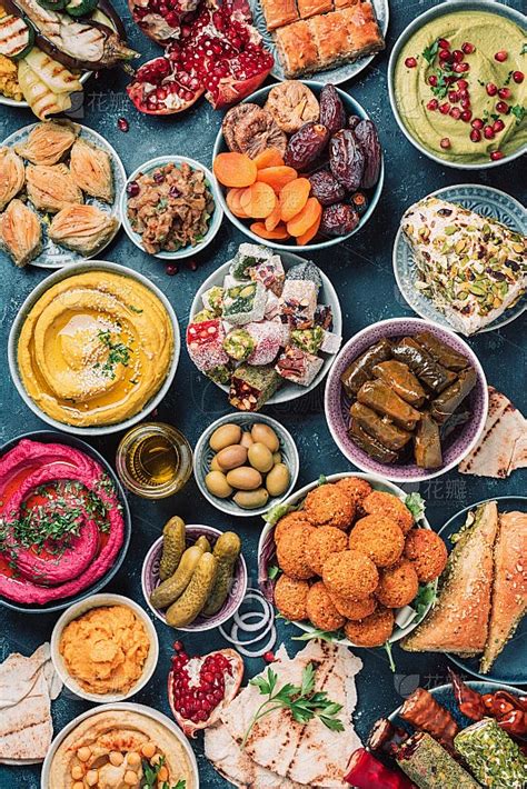 地中海什锦开胃菜，丰盛的概念。前视图。阿拉伯传统美食。中东彩色鹰嘴豆泥，皮塔饼，鹰嘴豆丸子，多玛，果图片 其他图片图片素材 花瓣网