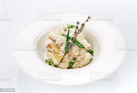 레스토랑 음식입니다 접시에 빵과 샐러드입니다 맛 있는 음식 0명에 대한 스톡 사진 및 기타 이미지 0명 고기 굽기 Istock